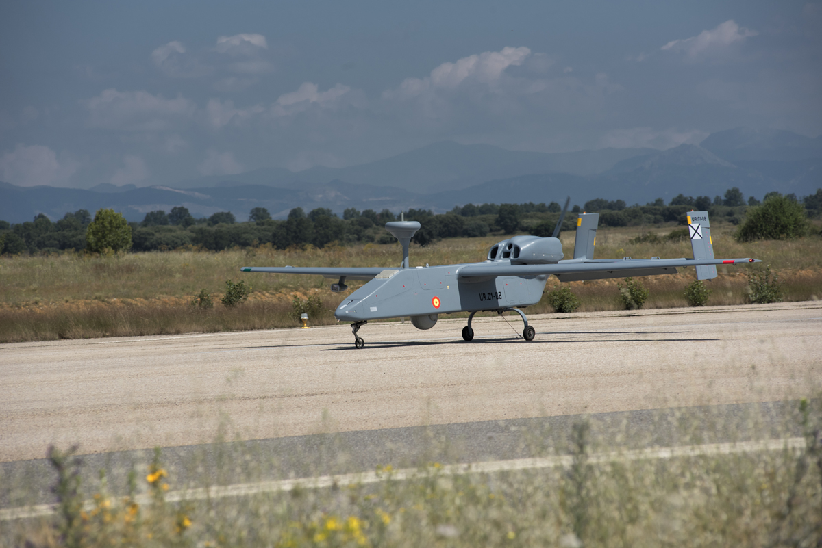 Cómo se pilota un dron militar